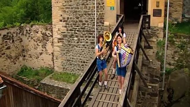 Die Hiatamadln - Flotte Buama Braucht Das Land.mp4