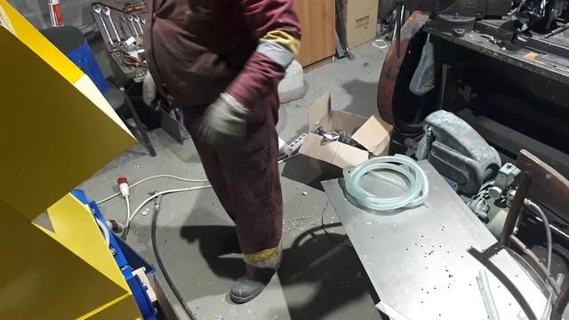 Дробилка дробление шлангов для полива МИ 300 в крошку.mp4