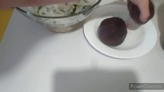 Салат со свеклой, кукурузой и маринованным огурцом, без майонеза