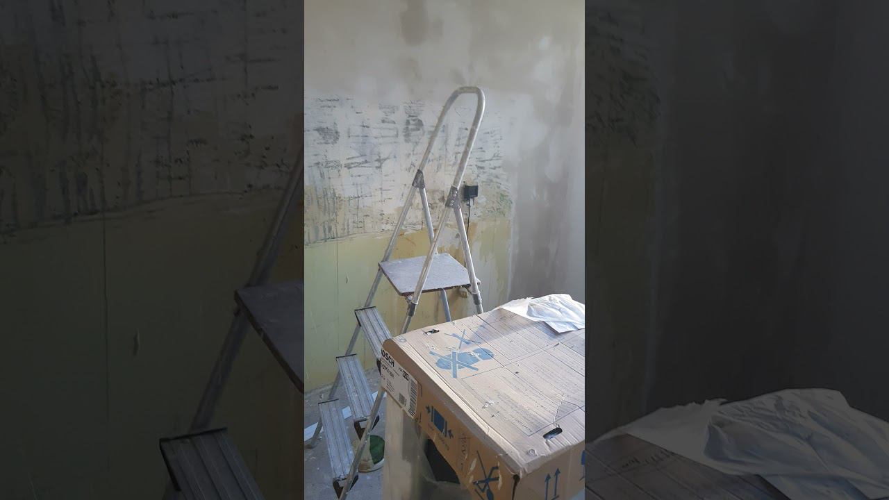 начинаем штукатурить стены