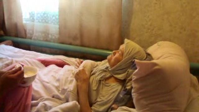 2010.04.18 Лиза кормит мать.