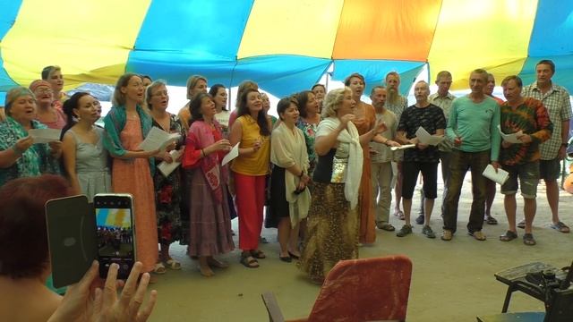 Вот идет по свету человек - чудак