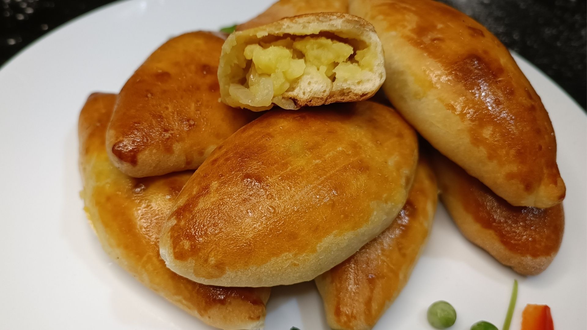 Пирожки с зеленым луком и яйцом в духовке. Пирожки с картофелем.