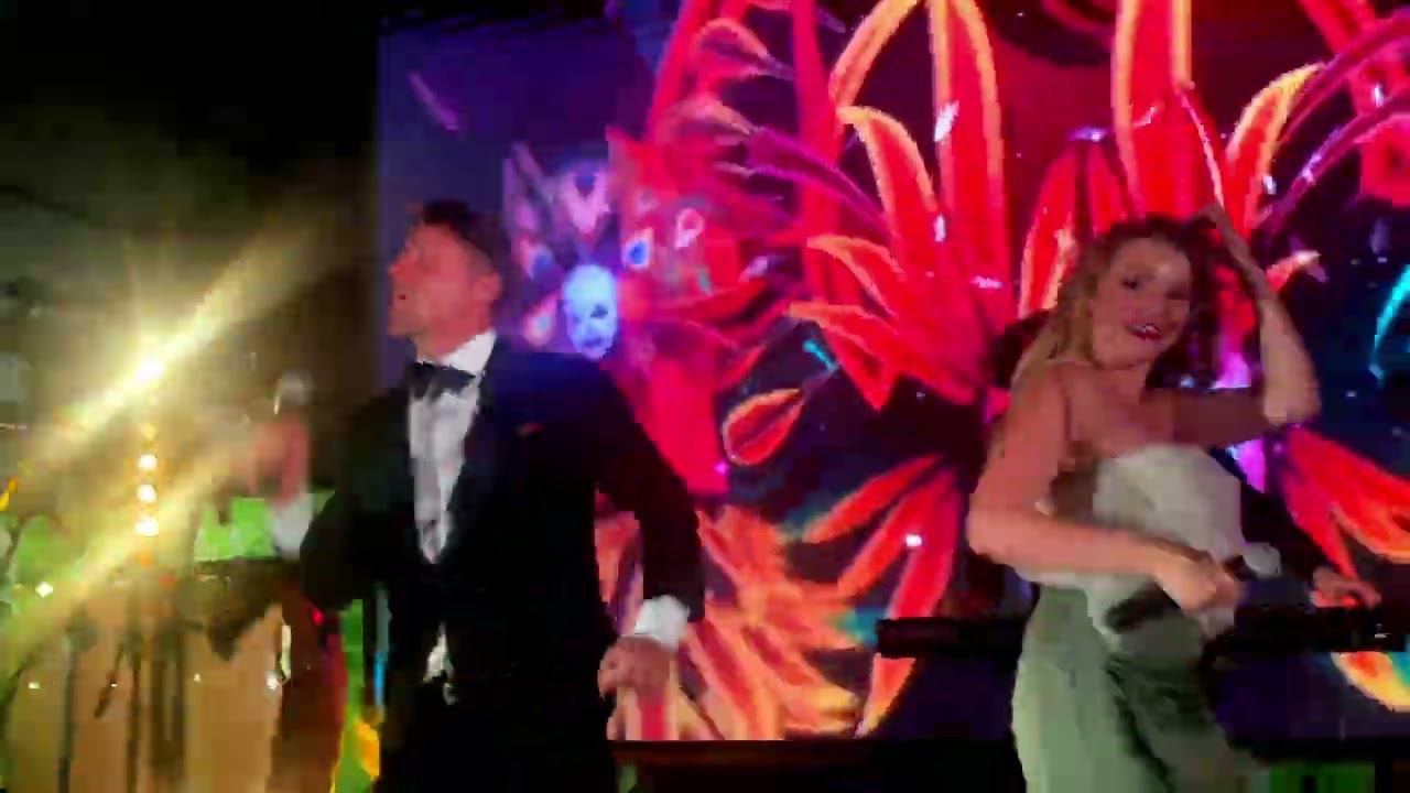 Отжиг с кавер-группой "Слушай и танцуй" (вокалистка Елизавета)