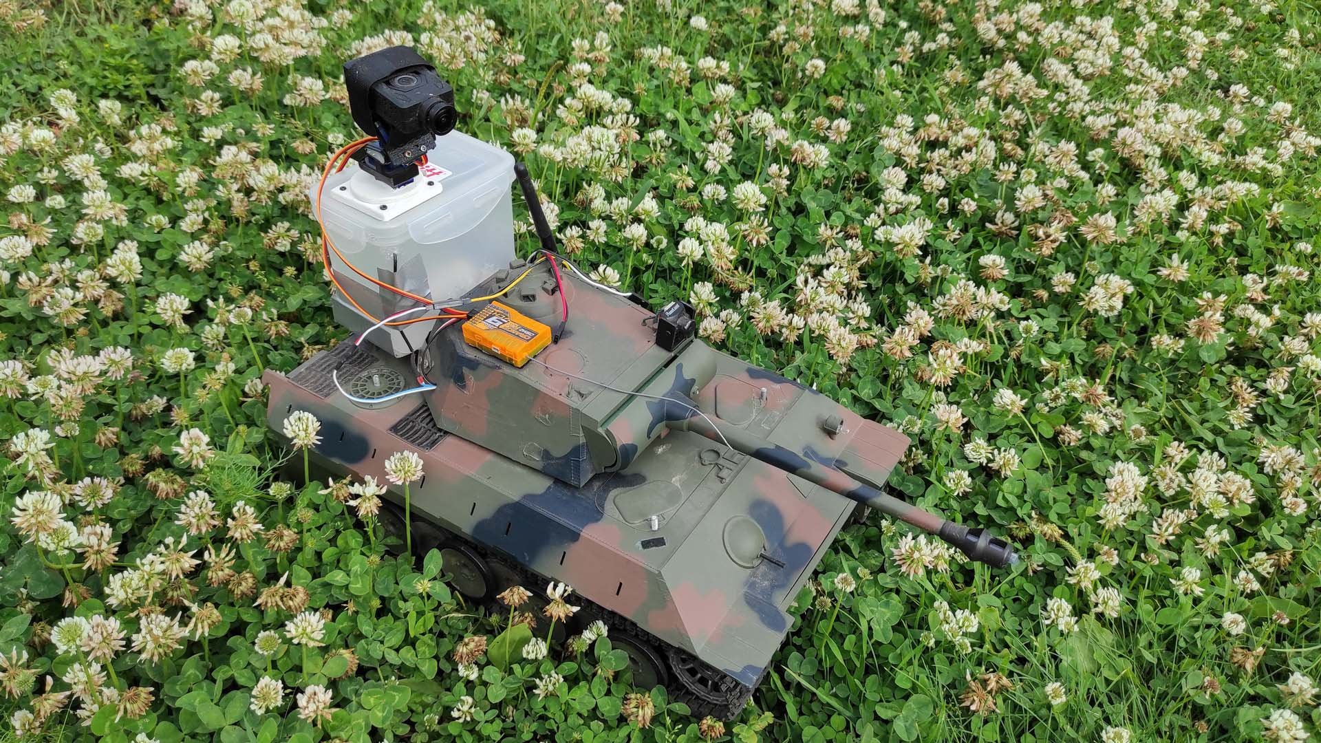 Покатушки на игрушечном танке по огороду.