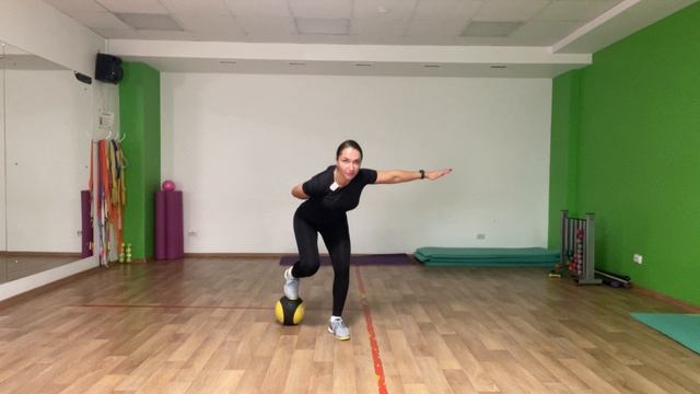 румынская тяга по 1 ноге на фитболе