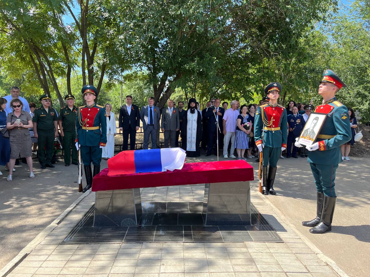 Церемония захоронения командира лётной эскадрильи старшего лейтенанта Евгения Кузьменко