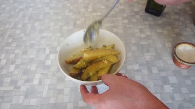 Видео рецепт приготовления хариуса с картофелем в духовке_ как приготовить хариуса по-деревенски.mp4