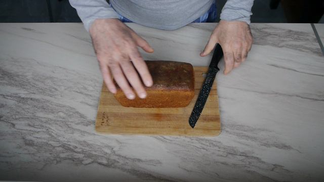 Режем наш почти идеальный ржаной хлеб на закваске.