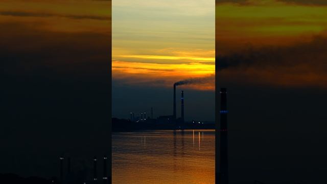 Красивое видео тепловой электростанции в закате дня