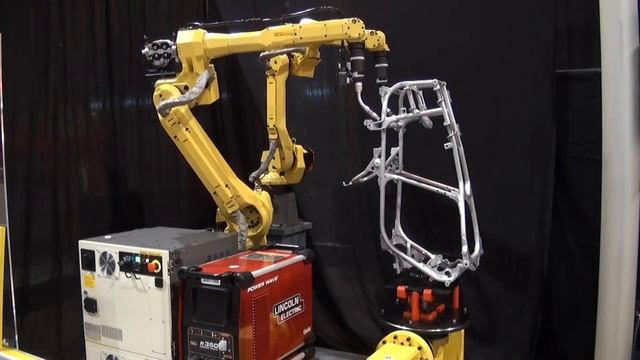 Новый контроллер FANUC R-30iB для управления сварочными роботами.mp4