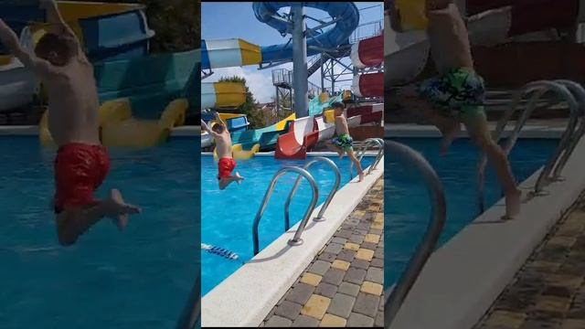 я со своим братом прыгаю в бассейн
