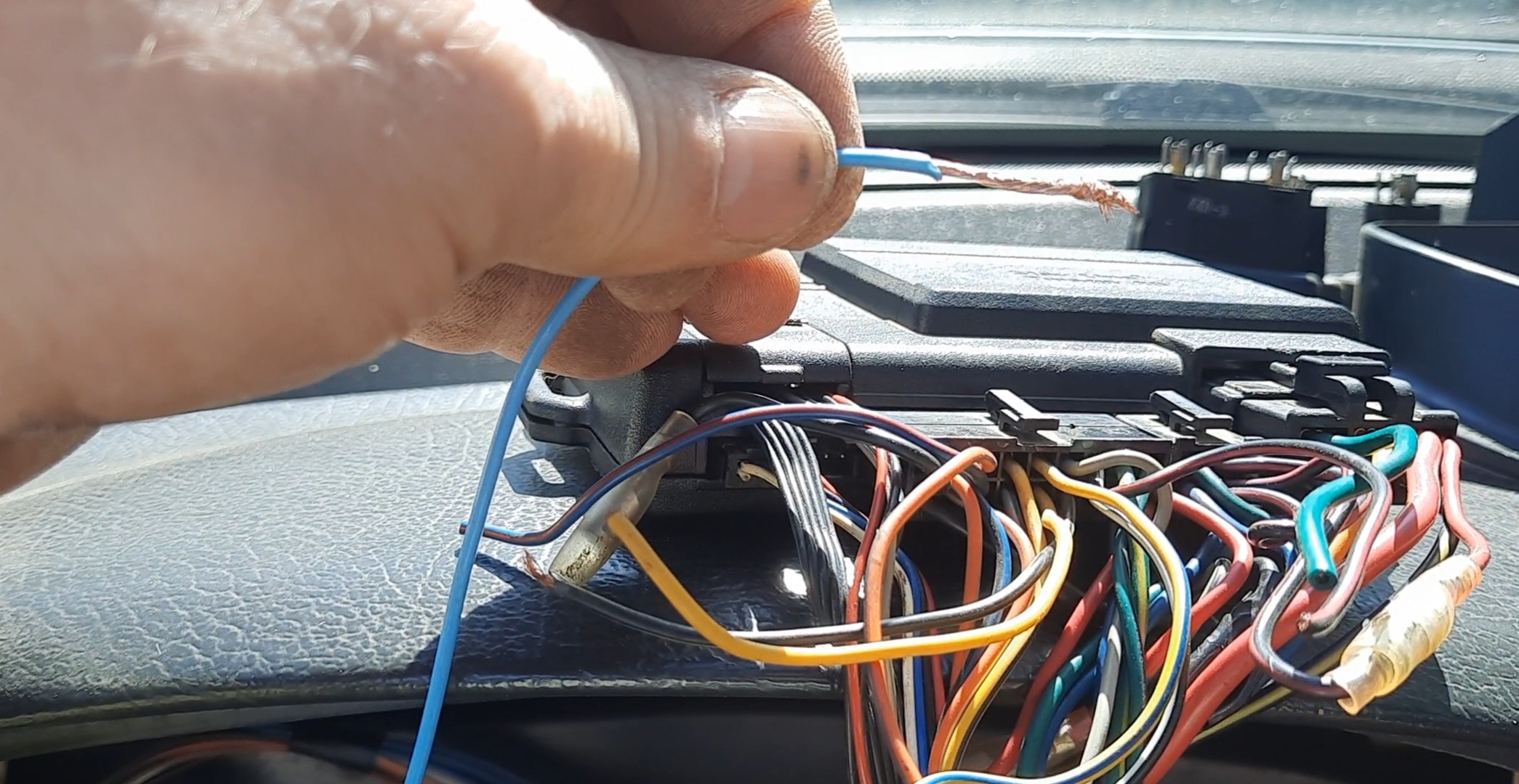 Сигнализация StarLine A8 доп канал,провод жёлто-чёрного цвета.Для открытия багажника с брелка.