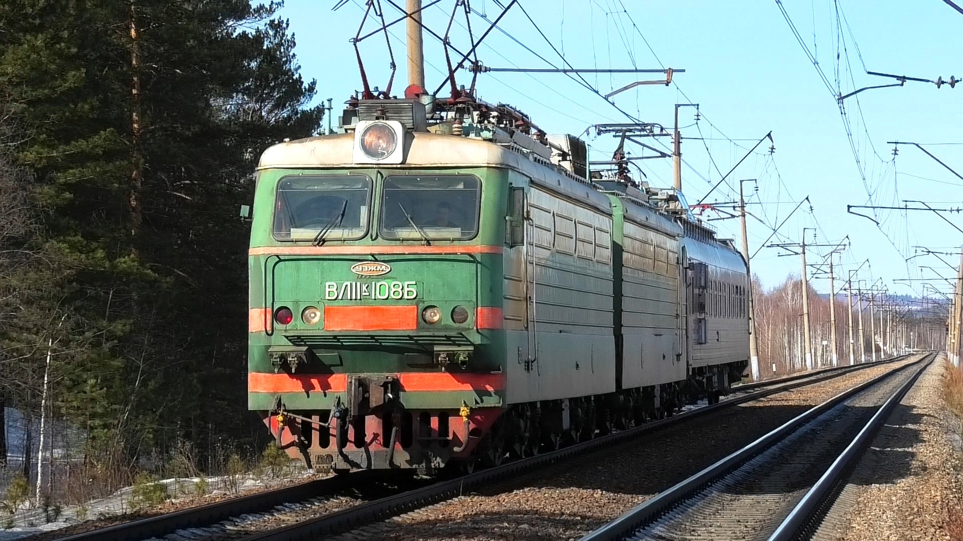 ВЛ11К-108 с вагоном испытаний контактной сети следует через о.п. 472 км