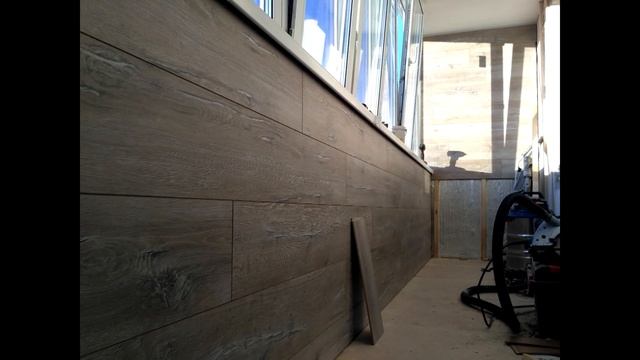 Ламинат на стенах на балконе.