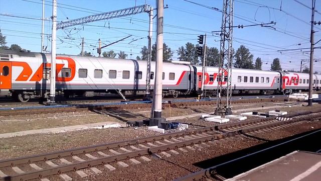 Пассажирский поезд на станции Навалочная 2014 год