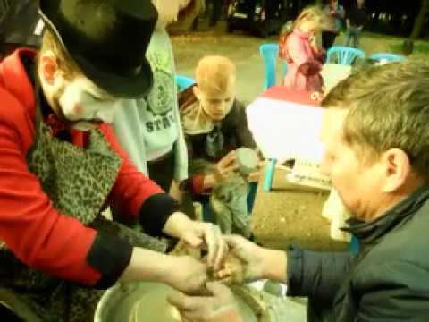 Клоун осваивает гончарное дело