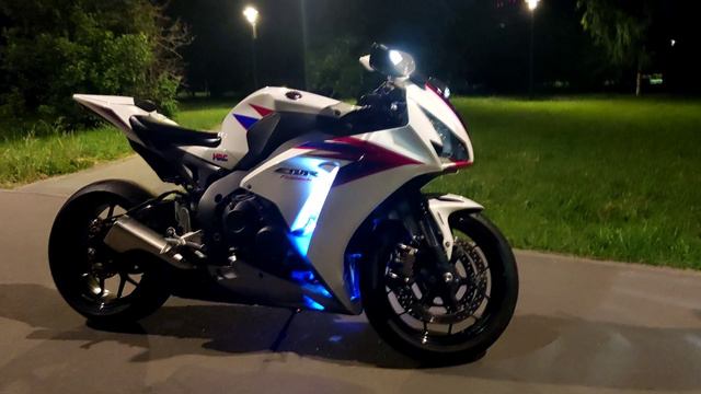Фары и поворотники моргают в такт музыки Honda CBR1000RR