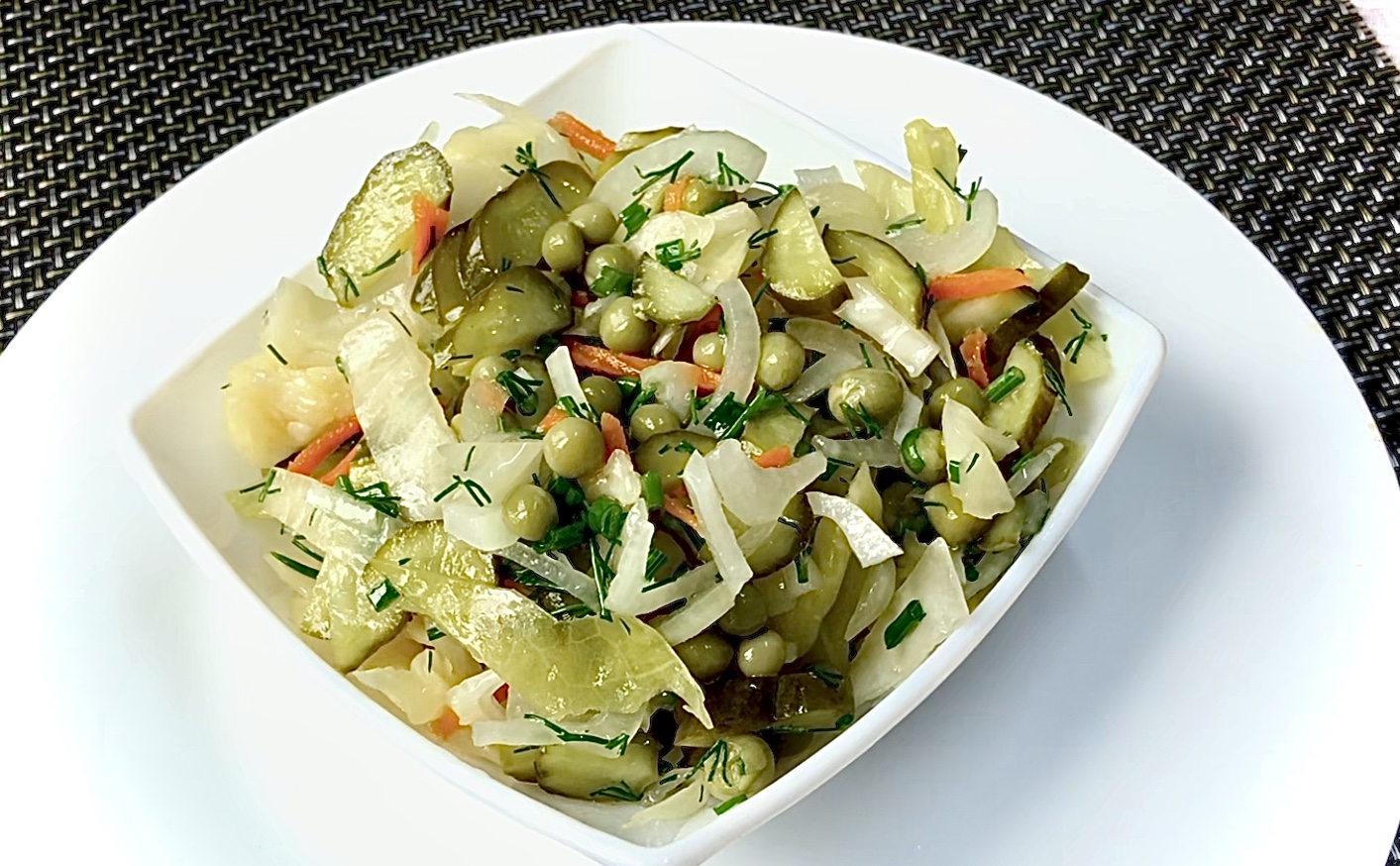 Готовим за 5 минут. Вкусный салат из квашенной капусты на каждый день.