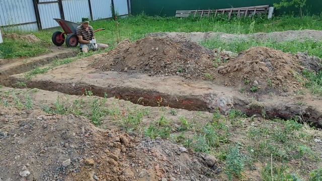 Дом своими руками. Рытьё и подготовка траншеи под фундамент