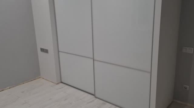 Шкаф-купе со стеклом белого цвета Lacobel для спальной комнаты | Мастерская Мебели