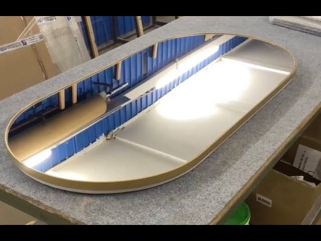 Зеркала в металлической раме. Пояснение - про варианты нивелирования технических зазоров.