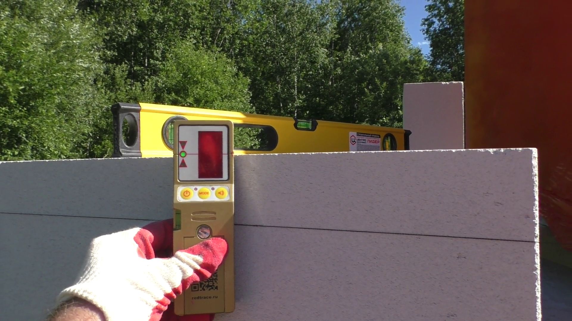 Моя стройка. Стены из газоблока. Установка угловых блоков первого ряда по лазерному нивелиру..mp4