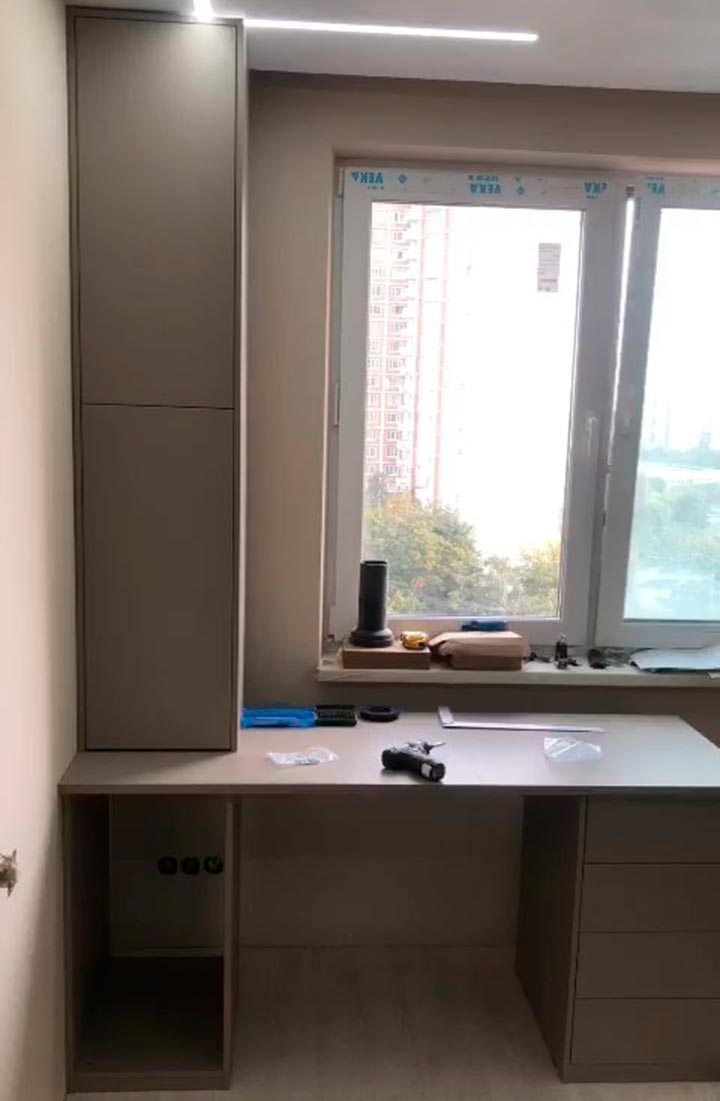 Письменный стол с надстройкой вдоль окна в спальне