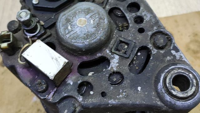 Генератор на ВАЗ 21074  установлен с завода  312.3701 14в 55А