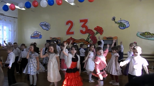 Танцуют дети//23 февраля /
