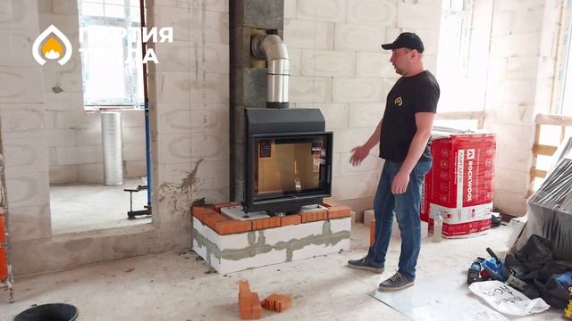Кирпичный камин с топкой для загородного дома