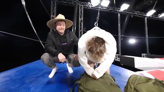 Самая смертельная полоса препятствий в мире!! Мистер бист на русском.