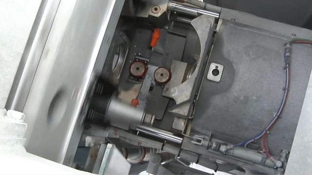 Линейный магазин инструмента на вертикальном обрабатывающем центре Intermac Vertmax