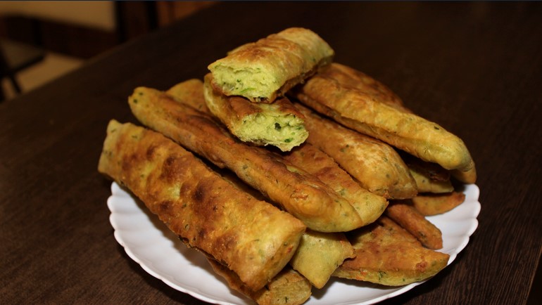 Пышные палочки с петрушкой и чесноком.