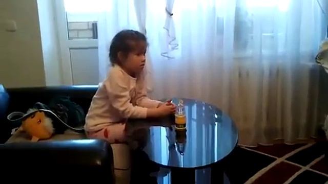 Девочка смотрит аниме