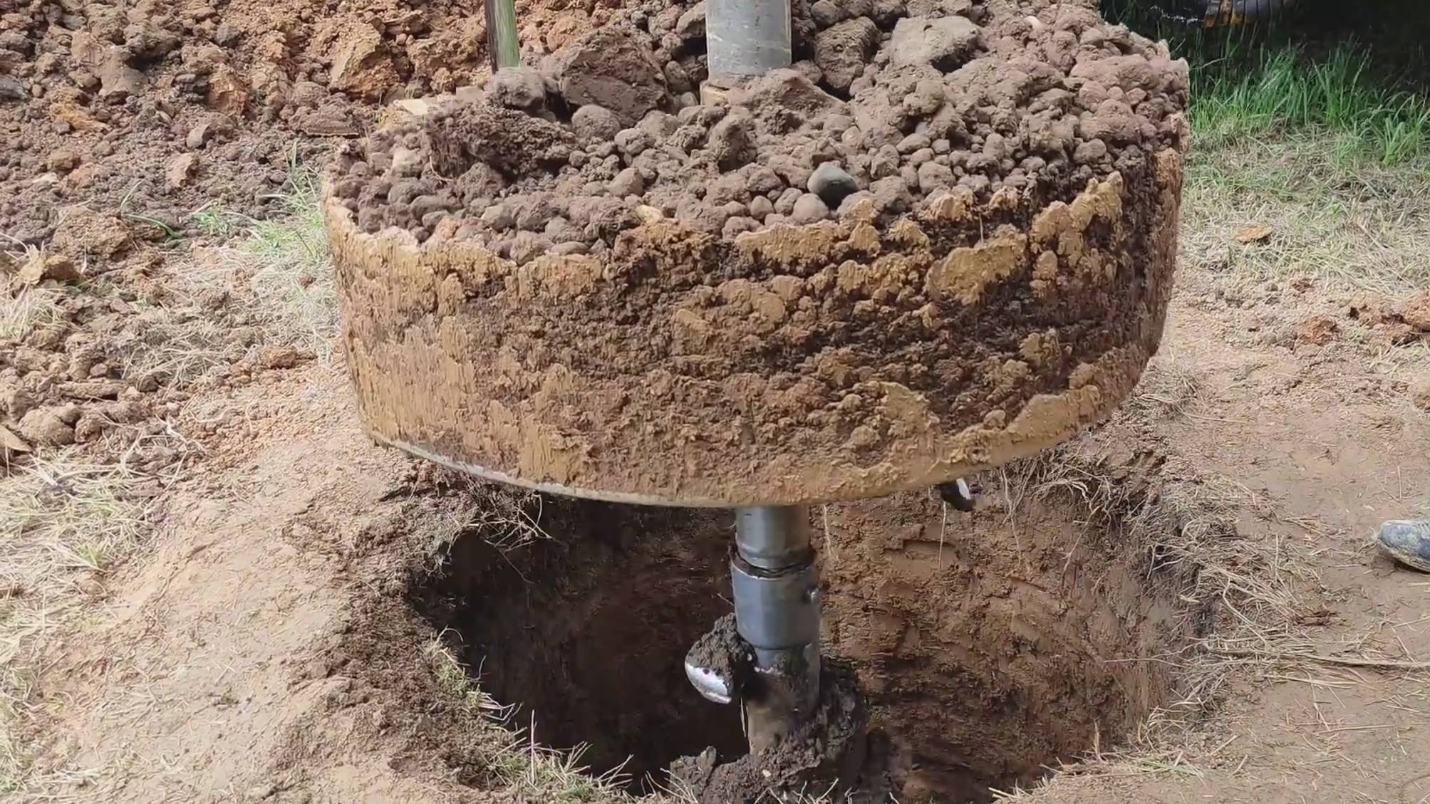 Бурение колодца машиной, подробная съемка.  Колодец мечты 17 КОЛЕЦ за полдня!