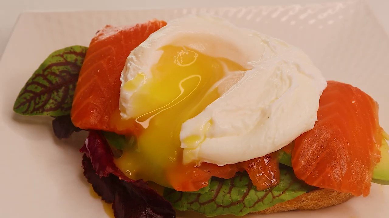 Как приготовить вкуснейший тост с авокадо и яйцом-пашот. Полезные тосты.