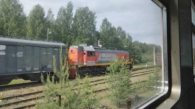 ТЭМ18ДМ-1845 с грузовым поездом прибывает на станцию Невдубстрой