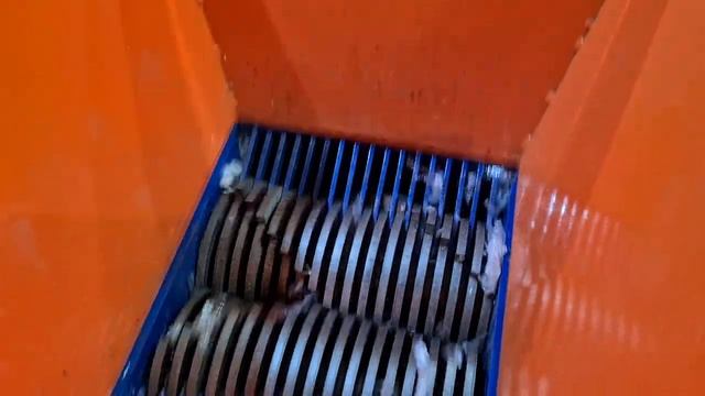 Дробилка Шредер двухвальный ИШМ-220 измельчяем пленку ножи 9 мм.mp4