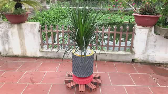 Оригинальный садовый вазон из цемента