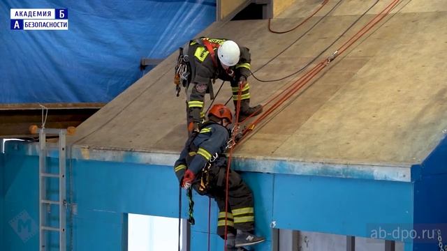 Занятие №98. Подъем пострадавшего, зависшего на стене, через кровлю здания.
