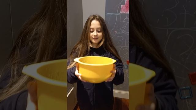 Вероника любит готовить. Veronika loves cooking.