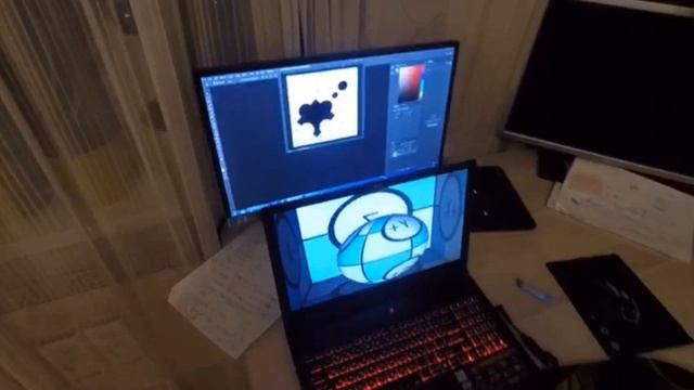 необычный монитор на ноутбуке