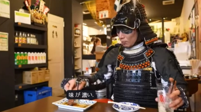 Самурай гурман пробует якиги  дон - кусочки свинина на шпажках