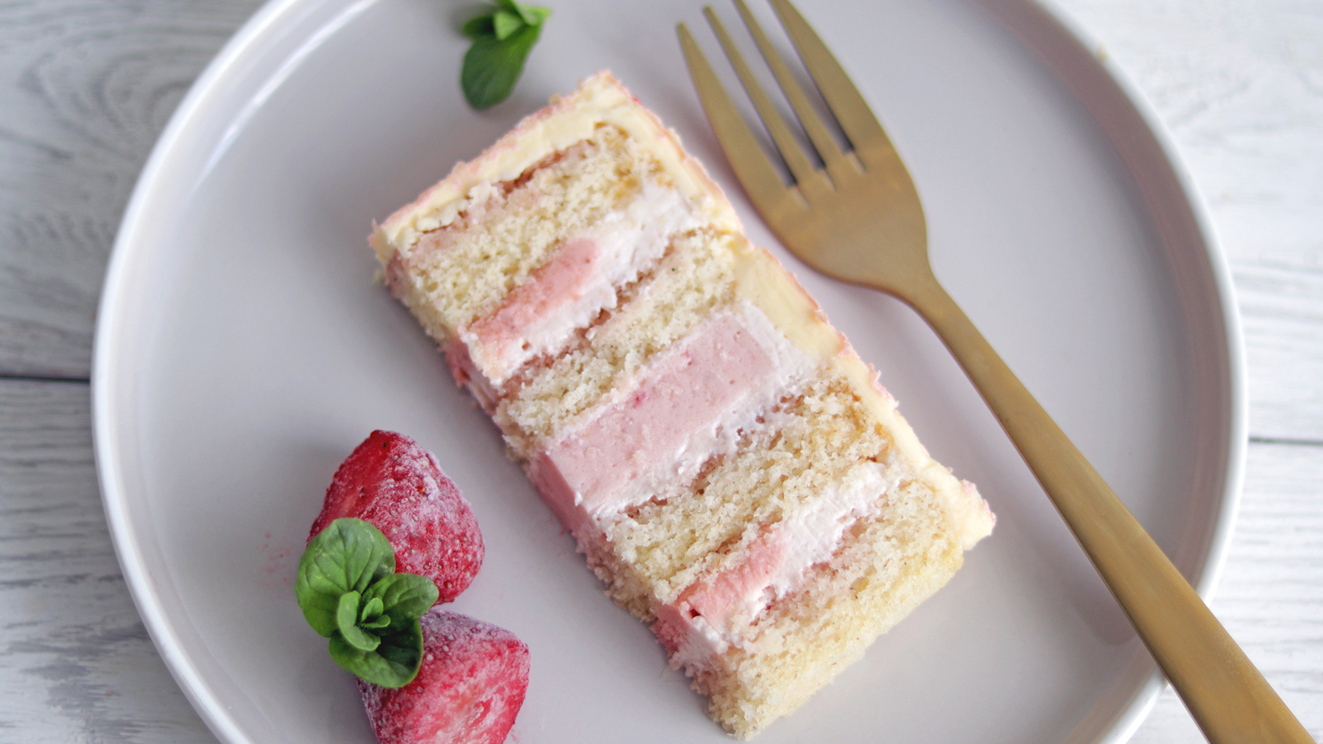 Торт Клубничный йогурт | Очень нежный йогуртовый торт | KLARA CAKE