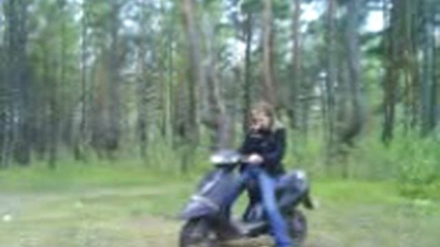 Сергеева познает скутер.