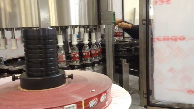 Автоматическая ротационная этикетировочная машина SACMI OPERA (горячий_холодный клей).mp4