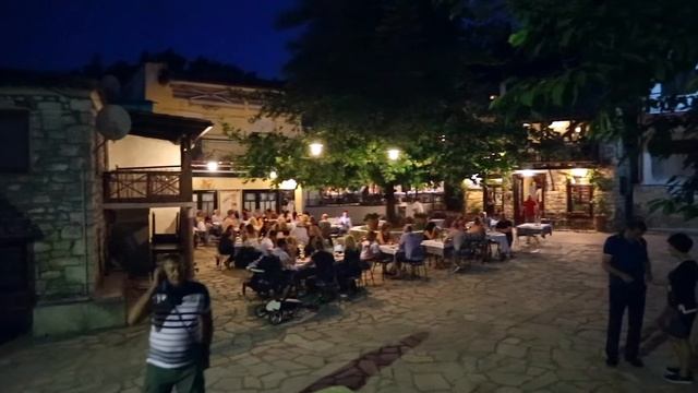 ?? НОЧНАЯ ПРОГУЛКА И НОЧНАЯ ЖИЗНЬ В ДЕРЕВНЕ КРИОПИГИ   NIGHT WALK AND HALKIDIKI NIGHTLIFE, GREECE.