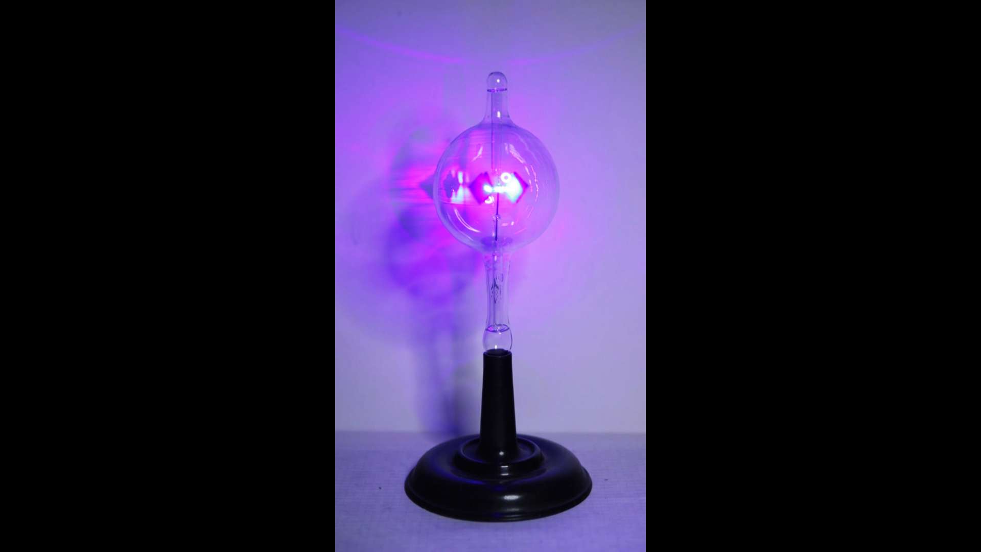 Радиометр Крукса вращается от лазерного луча Электродело