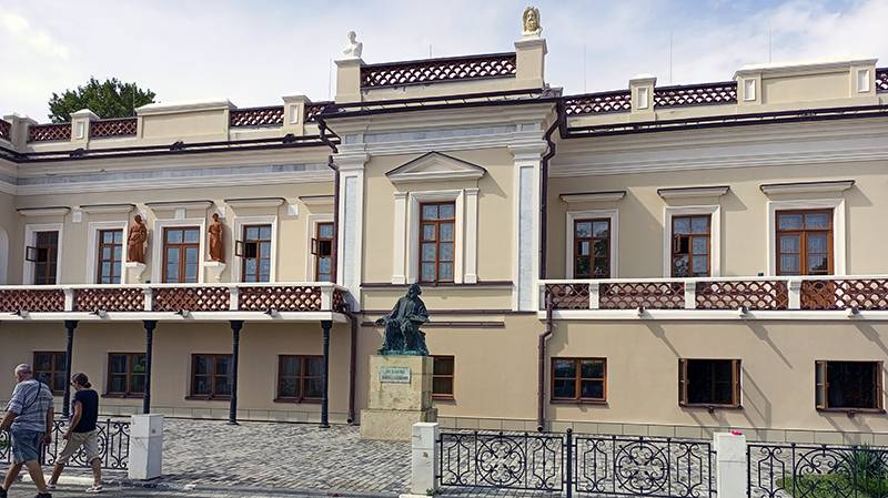 Экскурсия по выставочным залам Феодосийской картинной галереи имени И.К Айвазовского